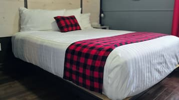 Quarto casal standard | Cortinas blackout, ferros/tábuas de passar roupa, Wi-Fi de cortesia