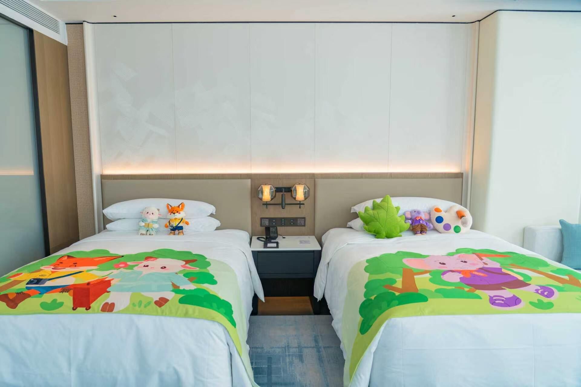 Quarto Familiar, 2 camas de casal, Vista para a cidade | Camas de colchão pillowtop, minibar, cofre no quarto 
