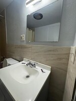 Quarto Duplo Básico, 1 cama queen-size, fumadores | Casa de banho | Toalhas fornecidas 