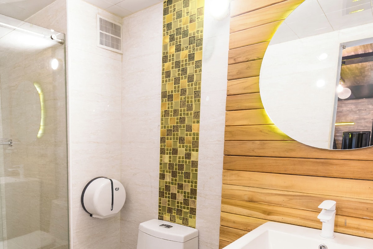 Quarto luxo | Banheiro | Chuveiro, chinelos, toalhas de banho, sabonete
