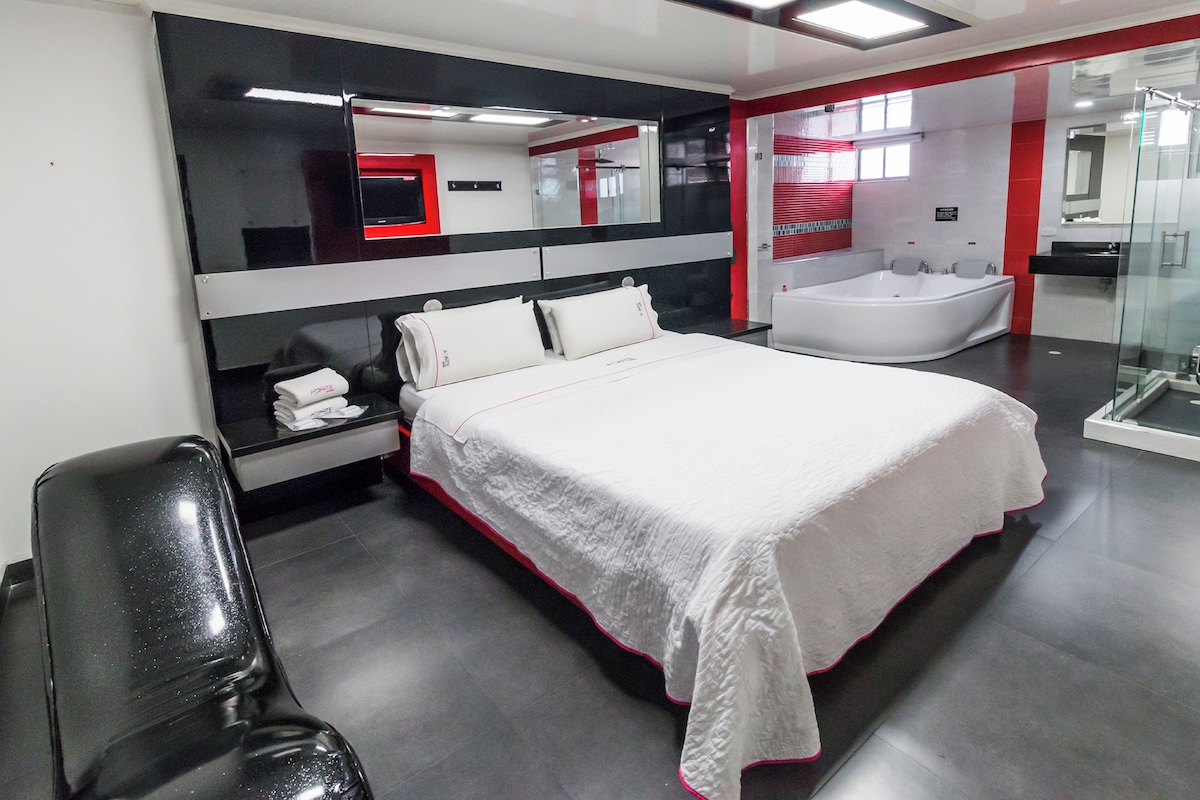 Quarto casal conforto | Escrivaninha, cortinas blackout, Wi-Fi de cortesia