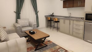 Um apartamento moderno com sala de estar, cozinha e área de refeições.