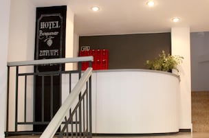 Uma receção de hotel com um aviso a indicar 'HOTEL Buxomar ZONA WIFI'.