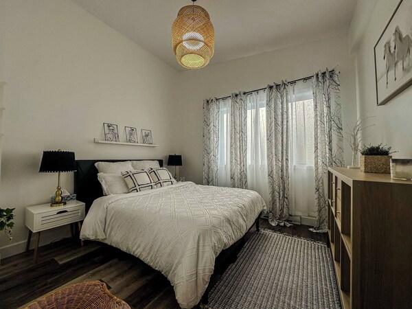 Bright Home With Balcony - 15 Min To Premium Outlets - Mirabel