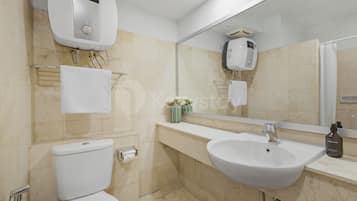 Apartamento, 2 quartos, vista para a cidade | Banheiro | Chuveiro, secador de cabelo, toalhas de banho, sabonete