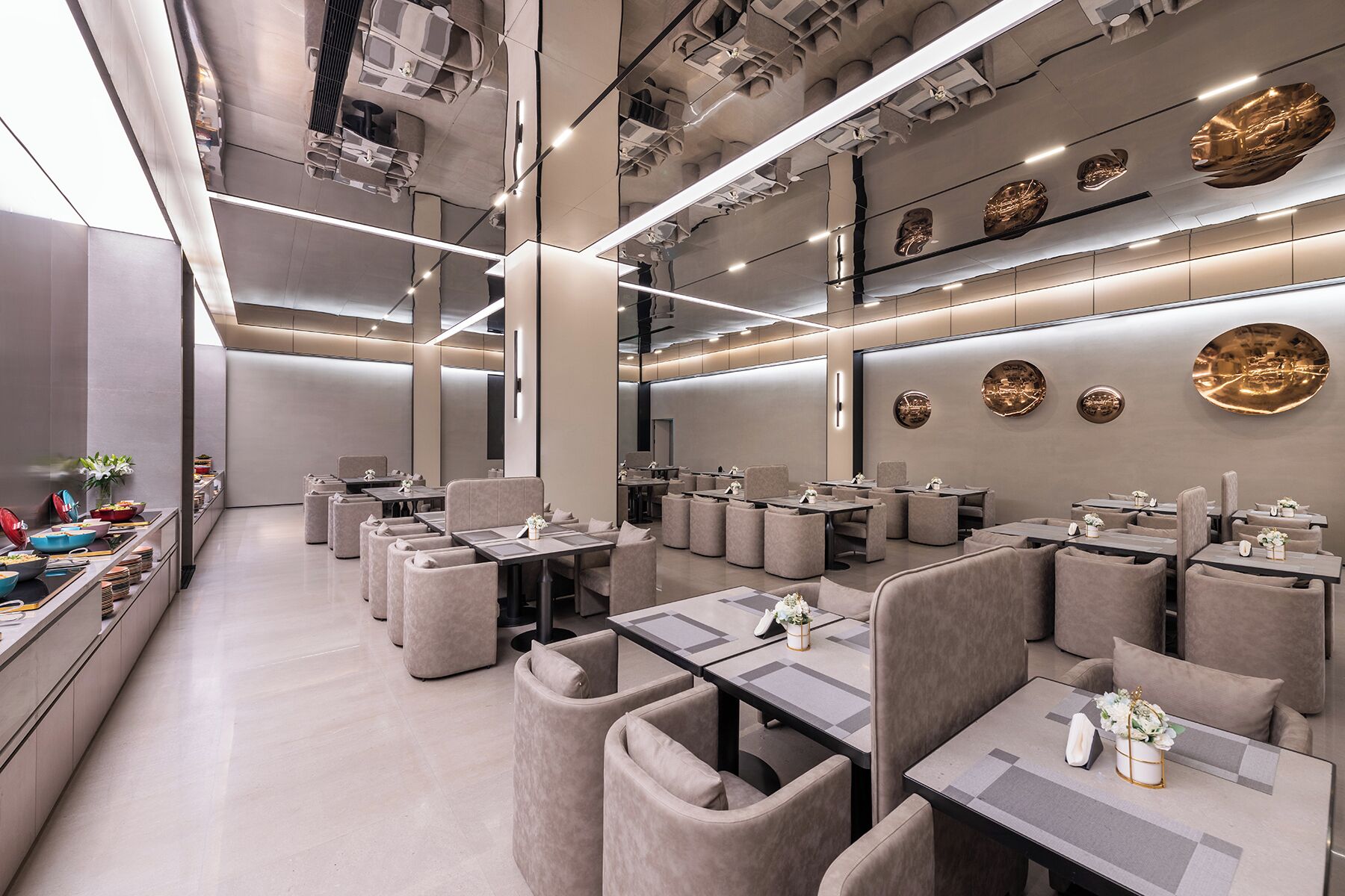 Um restaurante moderno com pé direito alto, iluminação embutida e design limpo e minimalista.