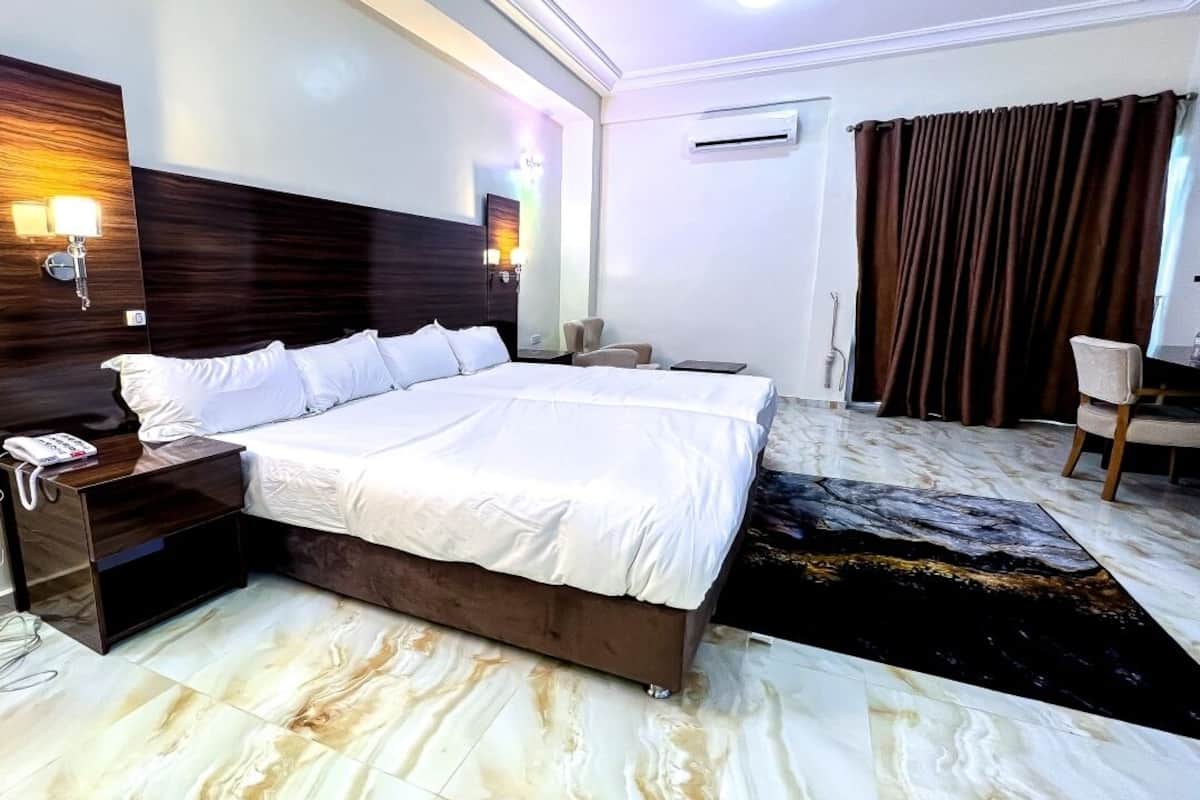 Quarto Duplo ou Twin Comfort | Cofre no quarto, secretária, Wi-fi grátis, roupa de cama fornecida