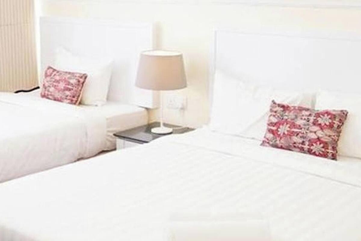 Quarto Triplo Superior | Secretária, Wi-fi grátis, roupa de cama fornecida 