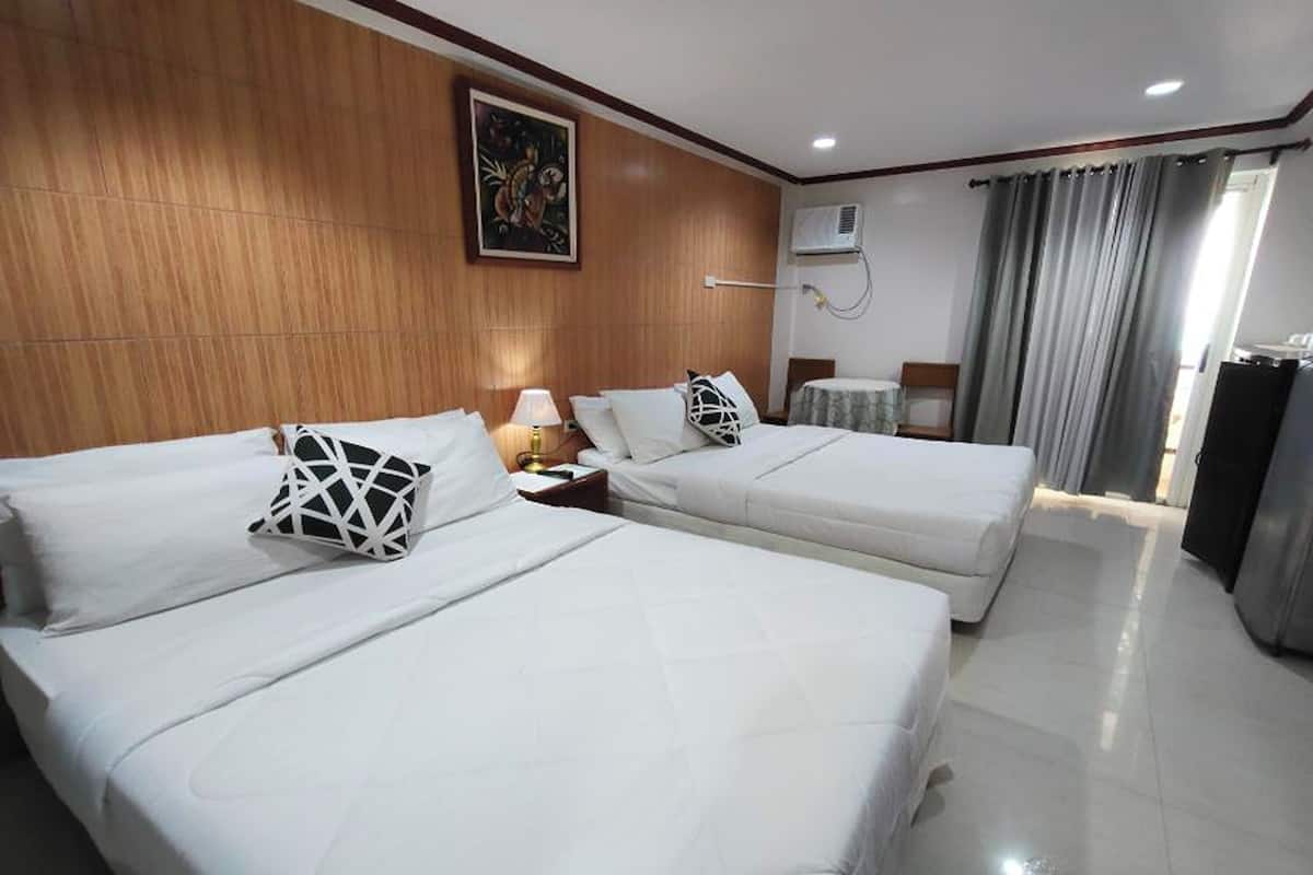  Deluxe Family with Balcony & Ocean View | Cofres nos quartos, escrivaninha, Wi-Fi de cortesia, roupa de cama