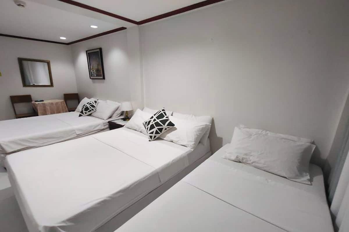 Standard Family Room 5 pax | Cofres nos quartos, escrivaninha, Wi-Fi de cortesia, roupa de cama