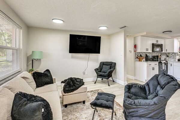 Walk To Sponge Docks! Bright Home W/ Yard - Dunedin, FL