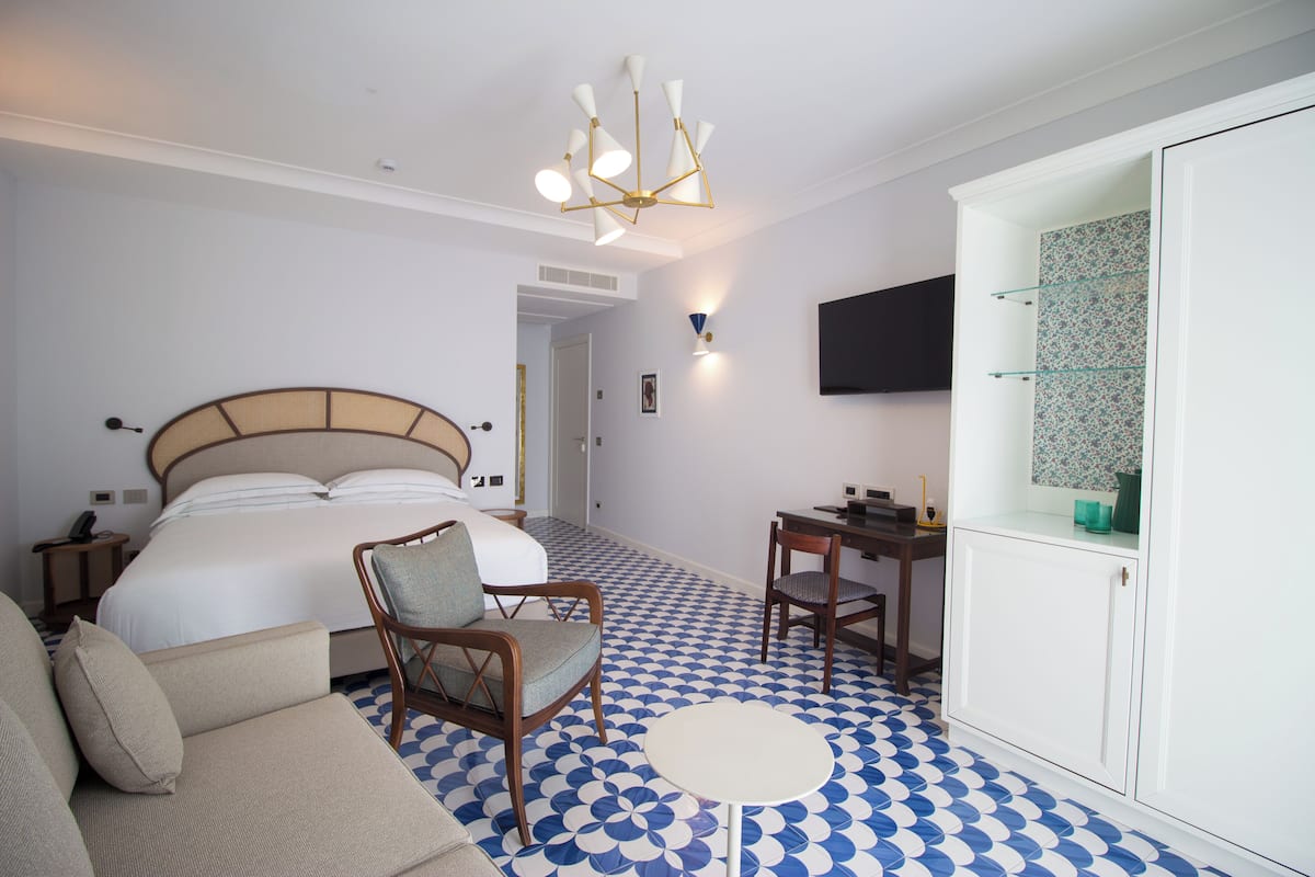 Quarto Triplo Comfort, varanda, vista para o mar | Roupa de alta qualidade, minibar, cofre no quarto