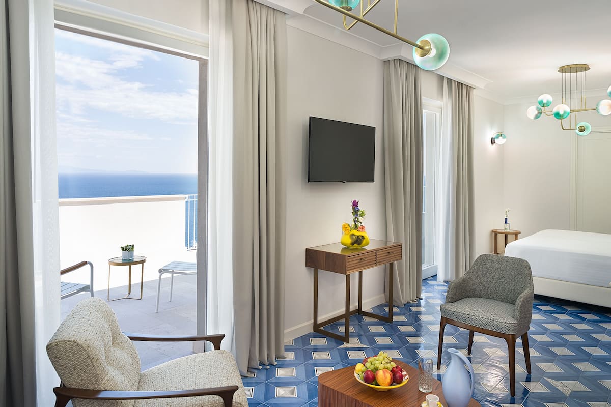 Suite Deluxe, vista para o mar | Roupa de alta qualidade, minibar, cofre no quarto