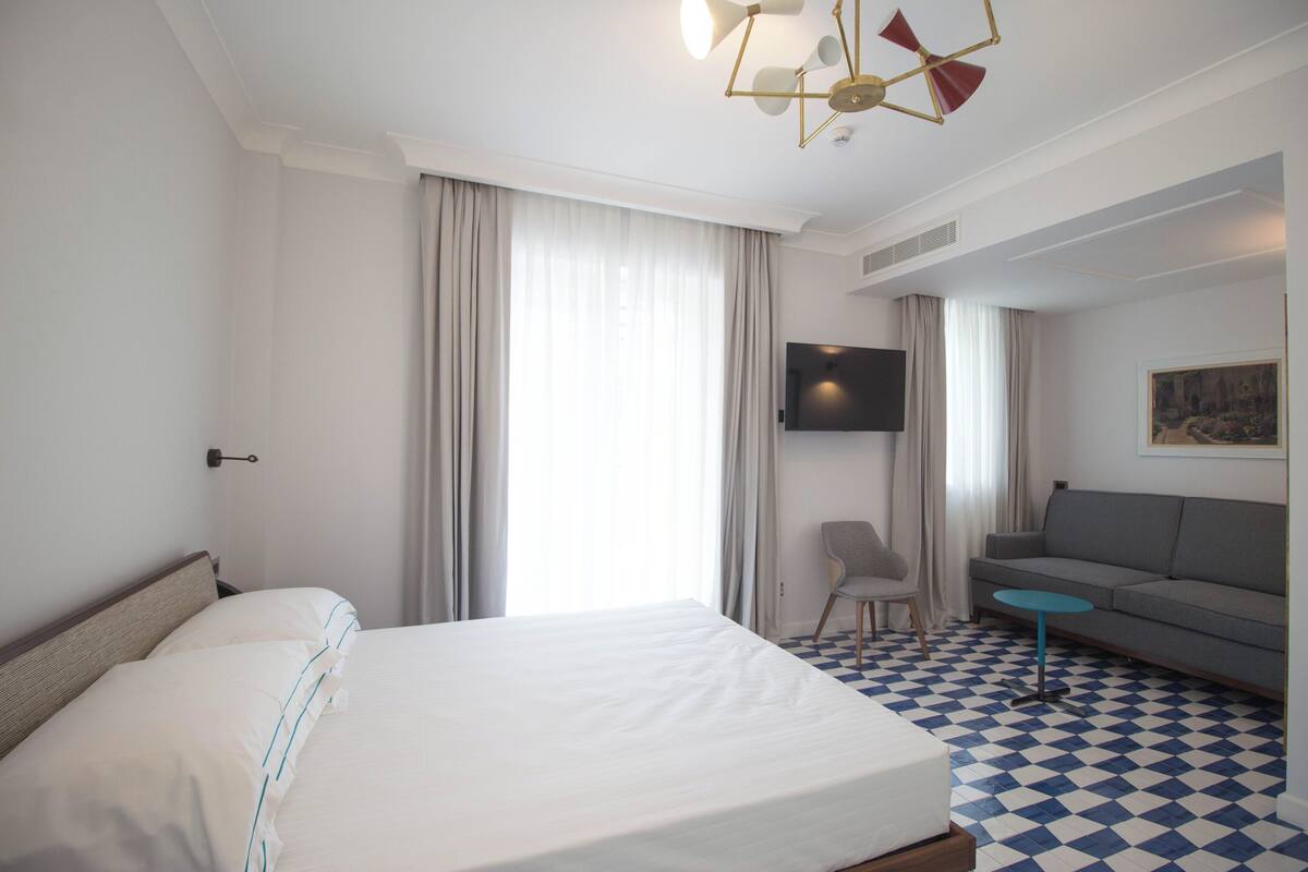 Quarto Triplo Superior, varanda, vista para o mar | Roupa de alta qualidade, minibar, cofre no quarto