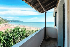 Varanda com vista para a praia e oceano.