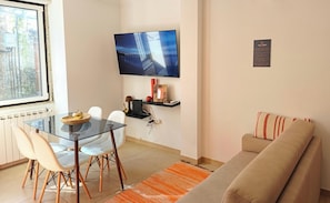 Apartamento, varanda, vista para a cidade | Área de estar