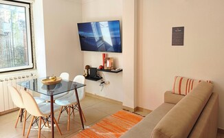 Apartamento, pátio, Vista para a cidade | Sala de estar