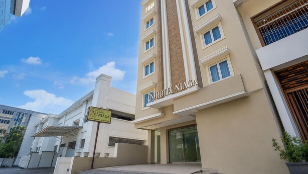 Um edifício de hotel com uma placa que diz 'HOTEL NIAGA'.