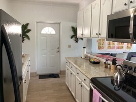 Apartamento em Condomínio Fechado, não fumadores, vista para o jardim | Cozinha privada | Uma cafeteira/bule, um frigorífico/congelador grande, um micro-ondas