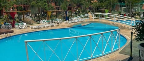 3 piscinas externas, guarda-sóis, espreguiçadeiras