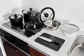 Apartamento | Cozinha privada | Um frigorífico, um micro-ondas, uma placa de cozinha 