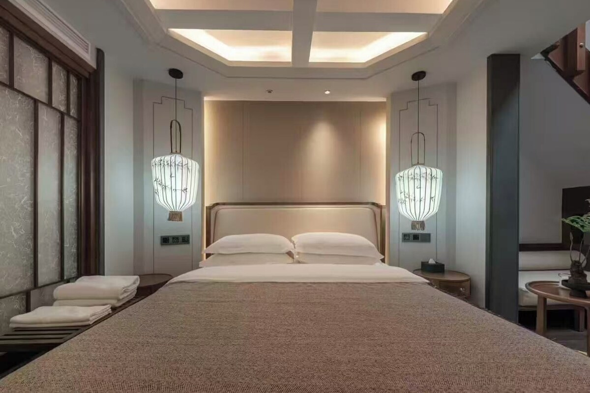 Loft Familiar, vista para a colina | Roupa de alta qualidade, edredões de penas, secretária 