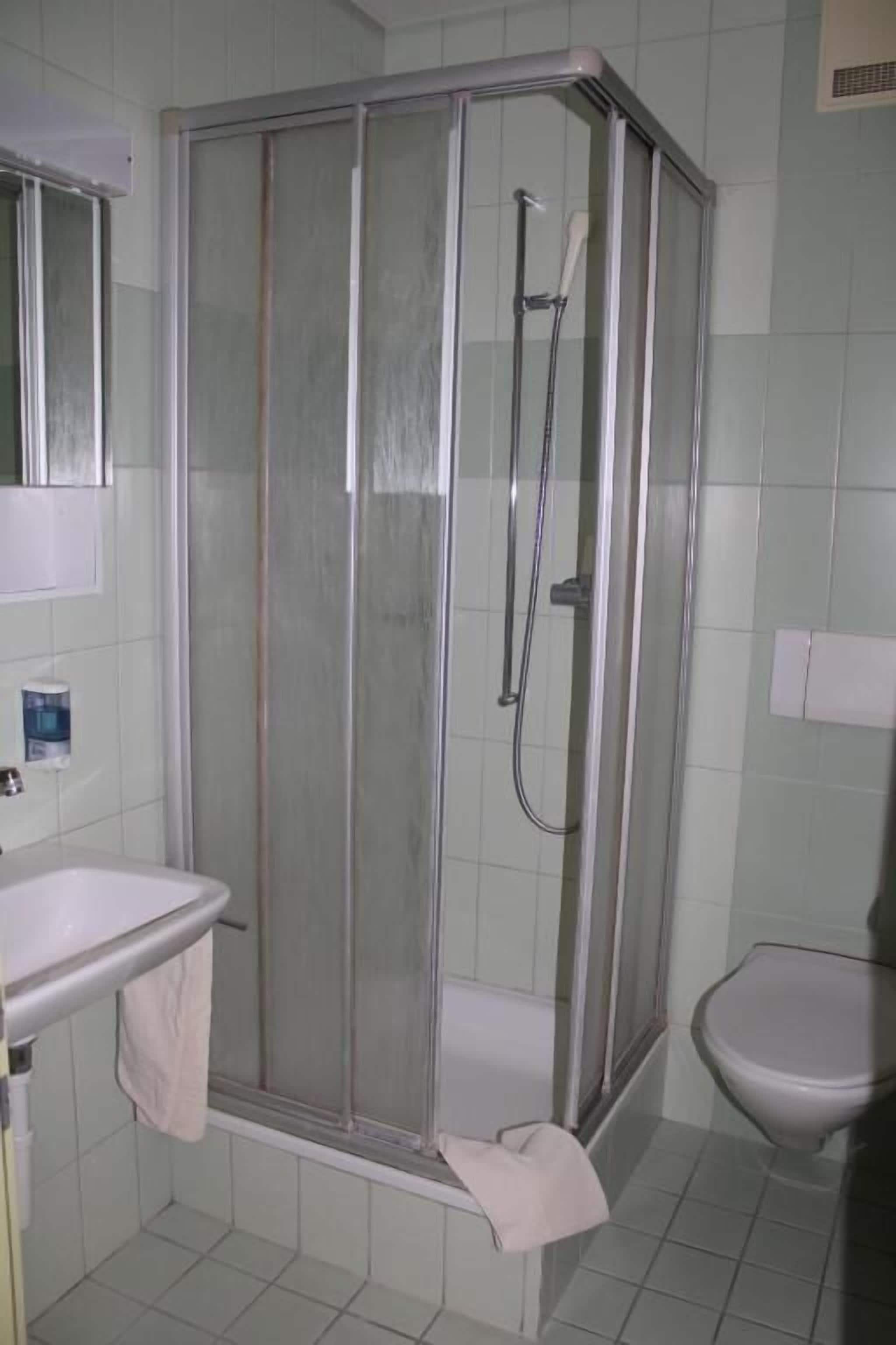 Quarto casal ou duplo conforto, sacada | Banheiro
