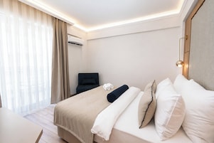 Standard Room with Side Sea View | Frigobar, cofres nos quartos, escrivaninha, Wi-Fi de cortesia