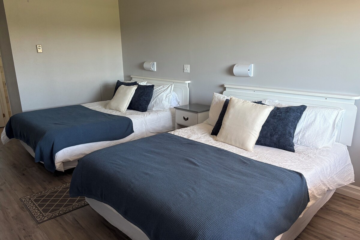 Quarto Duplo, 2 camas queen-size | Cortinas/cortinados opacos, Wi-fi grátis, roupa de cama fornecida 
