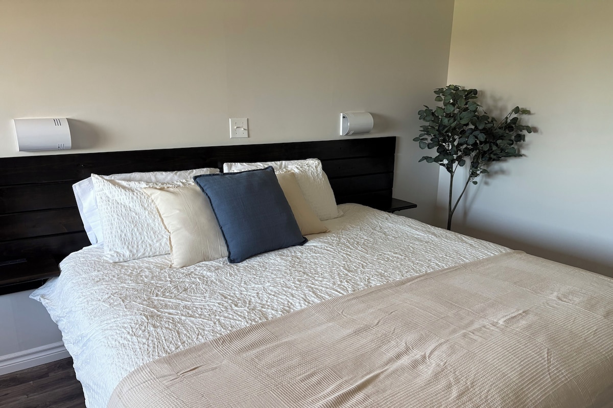 Quarto Individual, 1 cama king-size | Cortinas/cortinados opacos, Wi-fi grátis, roupa de cama fornecida 