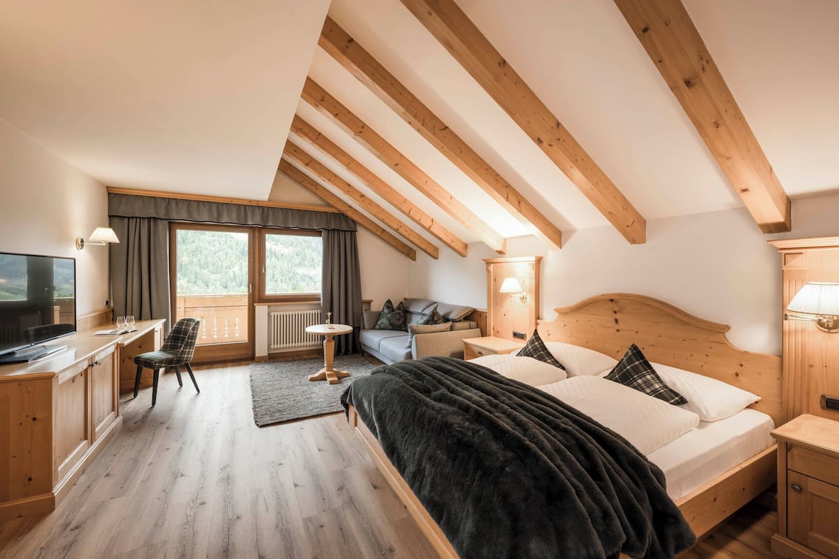 Suíte júnior, sacada, vista para a montanha | Wi-Fi de cortesia, roupa de cama