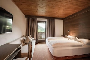 Quarto casal, sacada, vista para o jardim | Wi-Fi de cortesia, roupa de cama