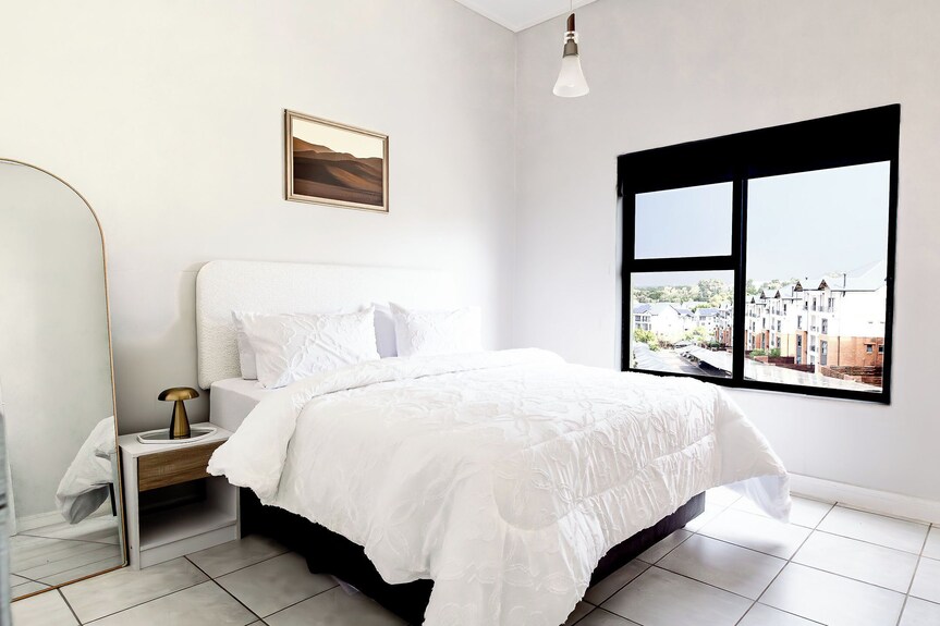 Stylish 2br Retreat With Pool,fast Wifi,near Sandton City. - Edenvale