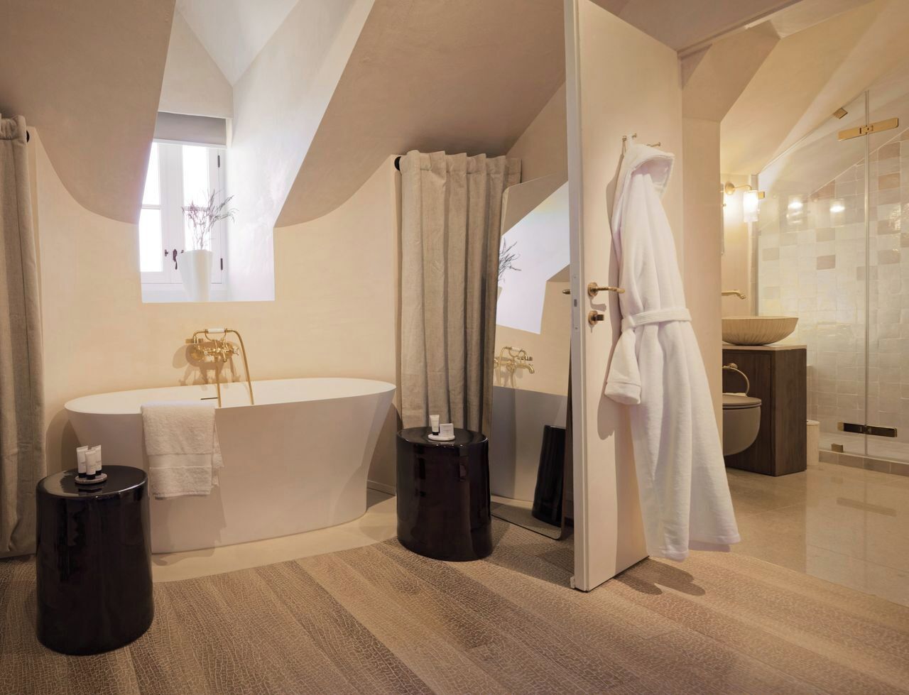 Quarto casal ou duplo premium, para não fumantes, banheiro privativo | Banheiro | Secador de cabelo, chinelos, toalhas de banho, sabonete