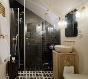 Quarto casal ou duplo premium, para não fumantes, banheiro privativo | Banheiro | Secador de cabelo, chinelos, toalhas de banho, sabonete