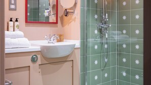 Quarto Clássico com Cama de Casal | Casa de banho | Um polibã, artigos de higiene pessoal grátis, um secador de cabelo 