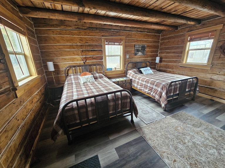 Original Hand-hewn, Cedar, Log Cabin. Restored 1-bedroom On St. Louis River. - Minnesota