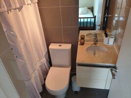 Apartamento Familiar, varanda, vista para a praia | Casa de banho