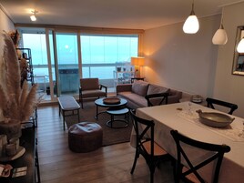 Apartamento Familiar, varanda, vista para a praia | Restaurantes