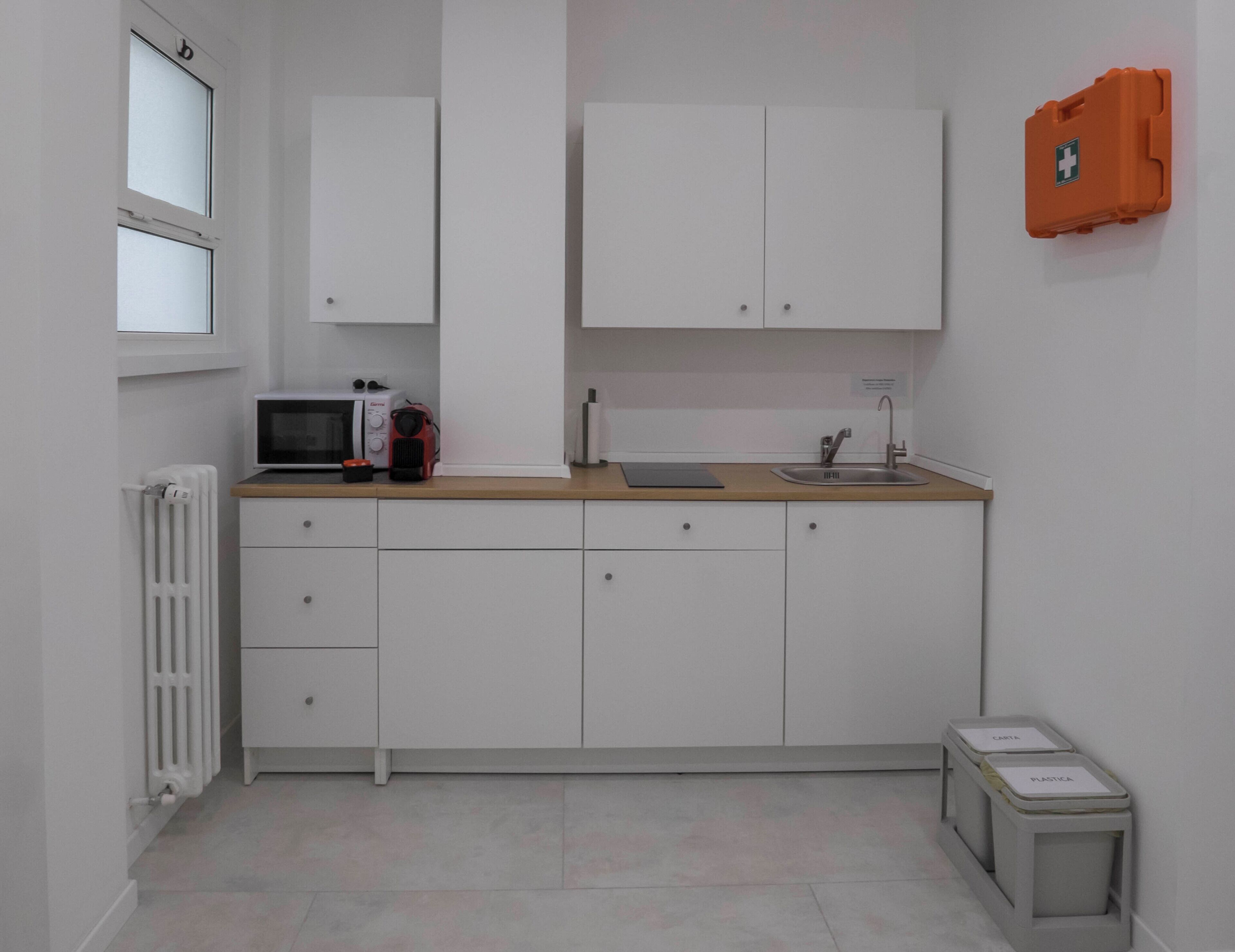 Frigobar, micro-ondas, cooktop, talheres/pratos/utensílios de cozinha