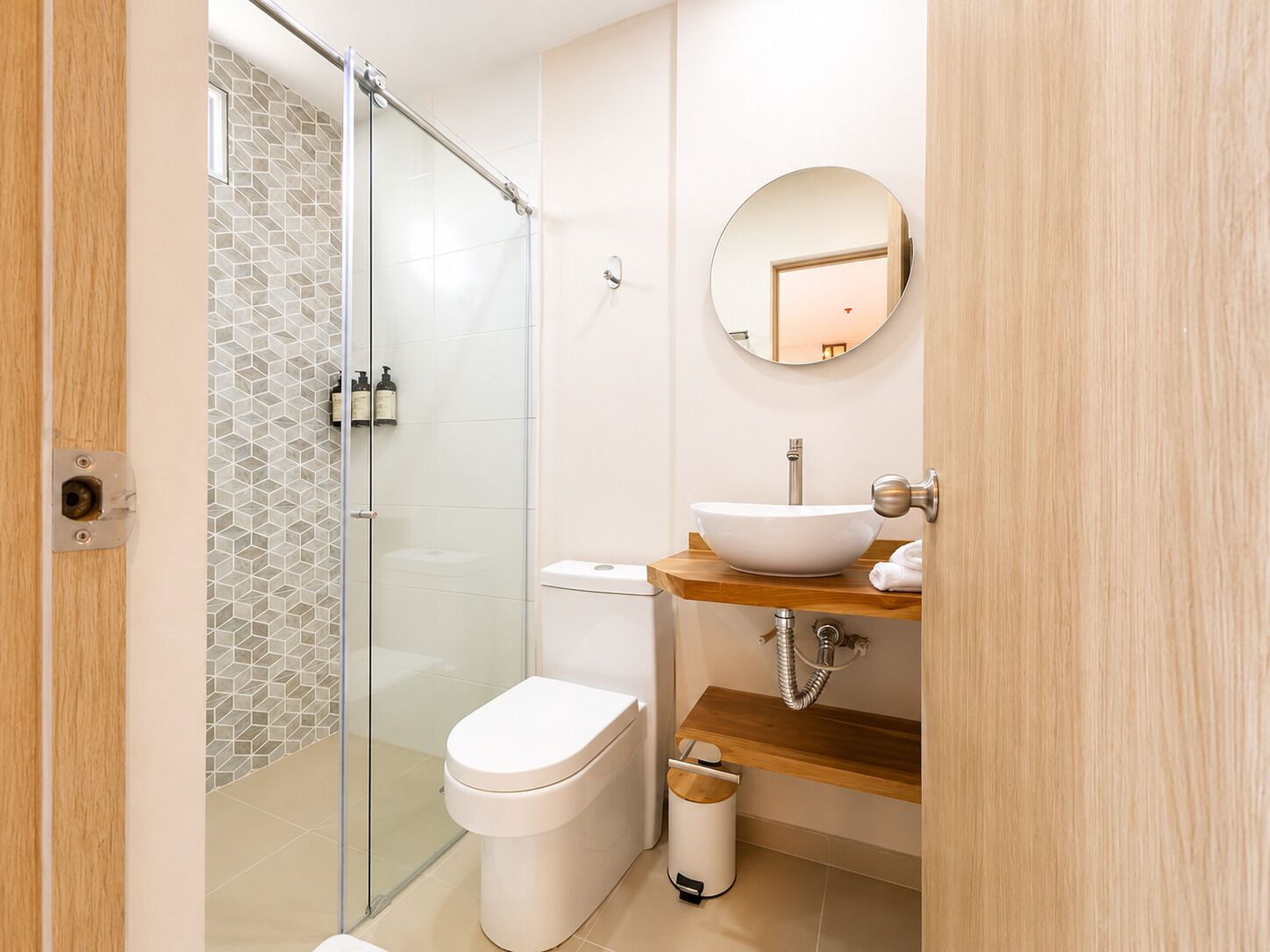 Quarto Triplo Comfort | Casa de banho | Um polibã, artigos de higiene pessoal grátis, toalhas fornecidas, sabão 