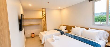Quarto Triplo Comfort | Cofre no quarto, Wi-fi grátis