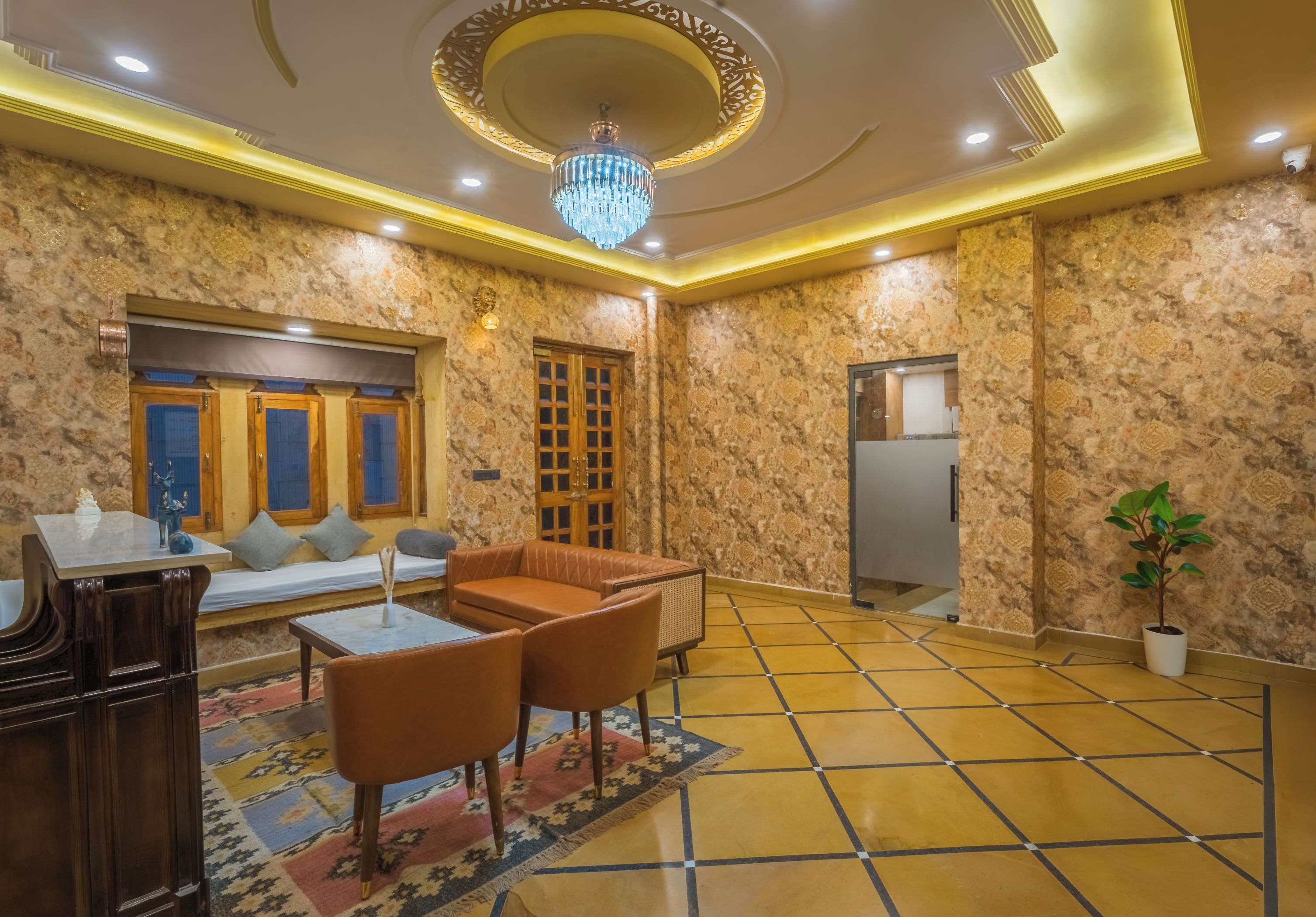Um hall com lustre, área de estar e piano.