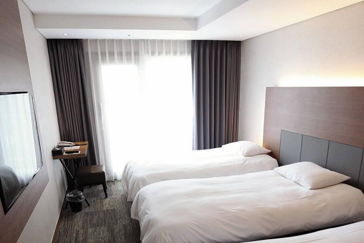 Quarto Triplo Deluxe, varanda, Vista para a cidade | Edredões de penas, secretária, Wi-fi grátis 