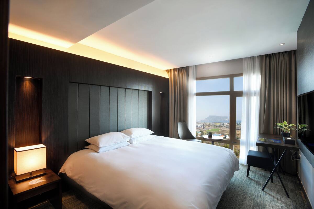 Quarto Duplo Deluxe, varanda, vista para o mar | Edredões de penas, secretária, Wi-fi grátis 