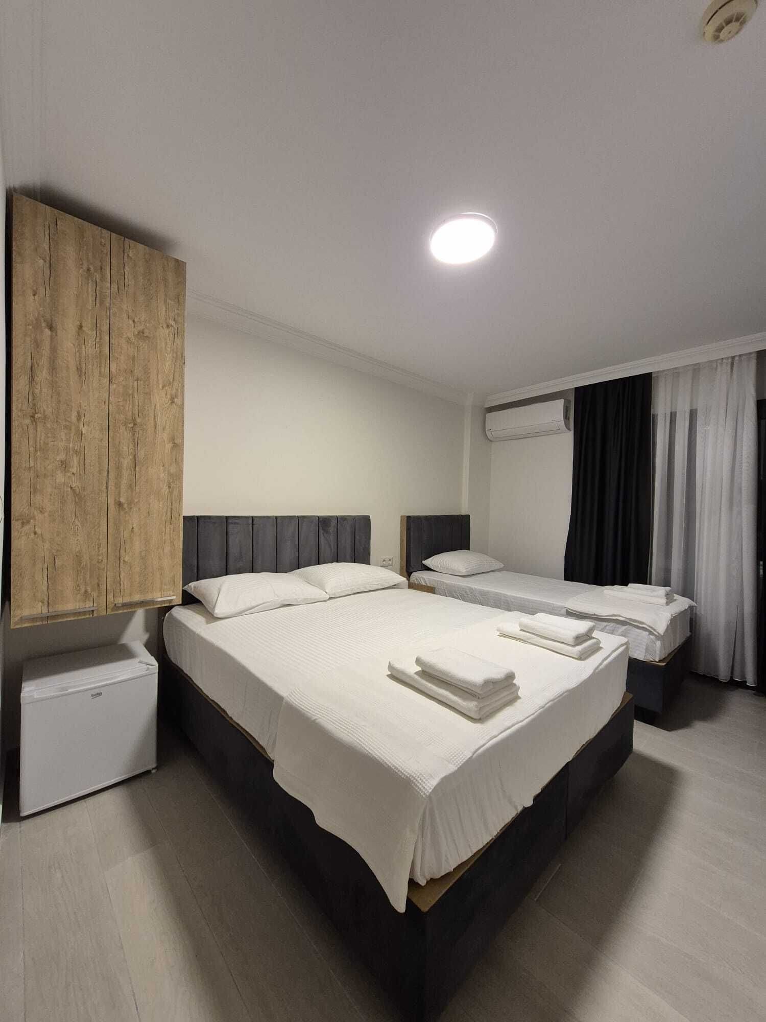 Quarto Triplo Comfort, varanda, vista para o mar | Secretária adequada para computadores portáteis 