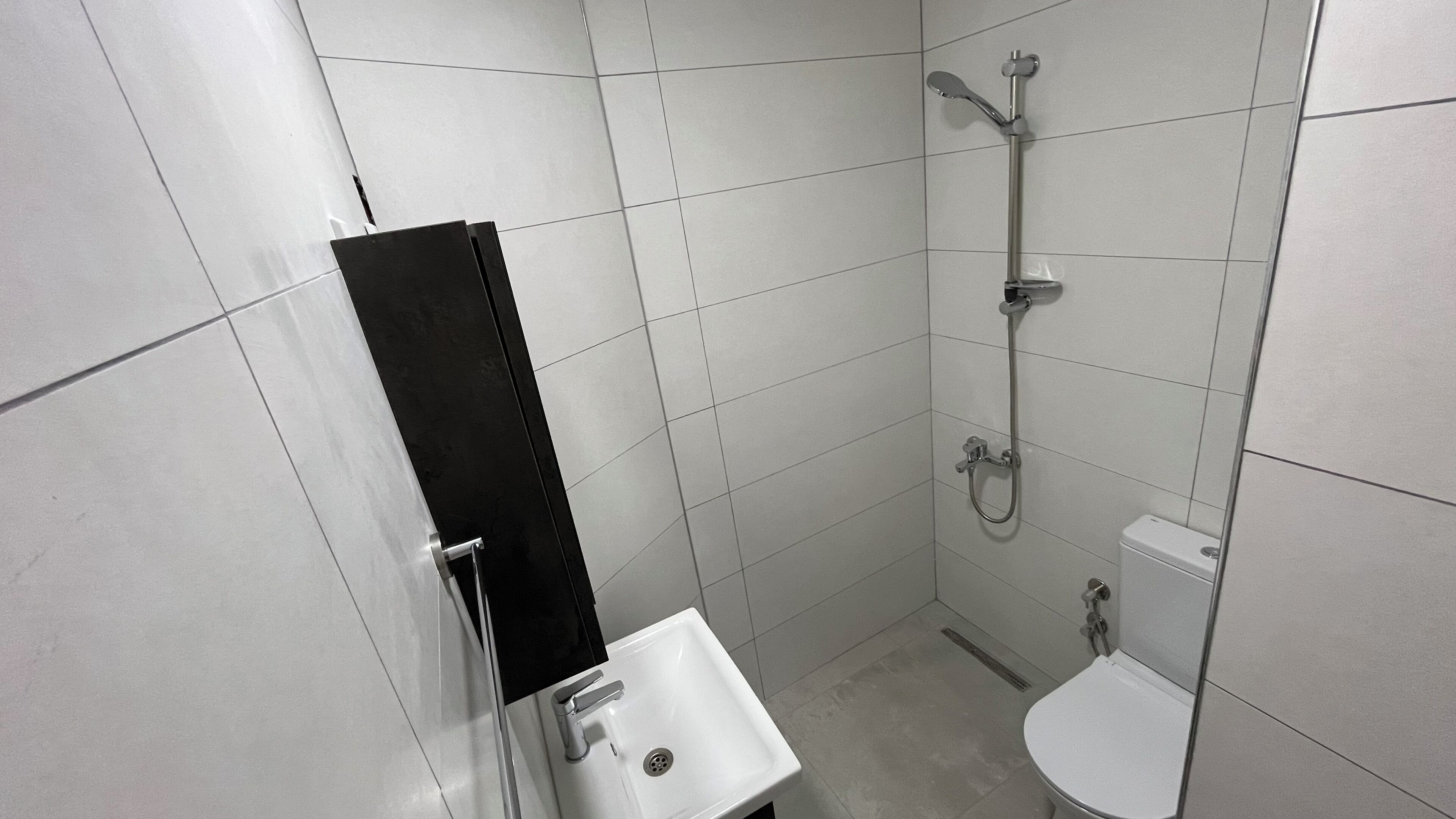 Quarto Twin Comfort, varanda, vista para o jardim | Casa de banho | Um polibã, um secador de cabelo, toalhas fornecidas, sabão 