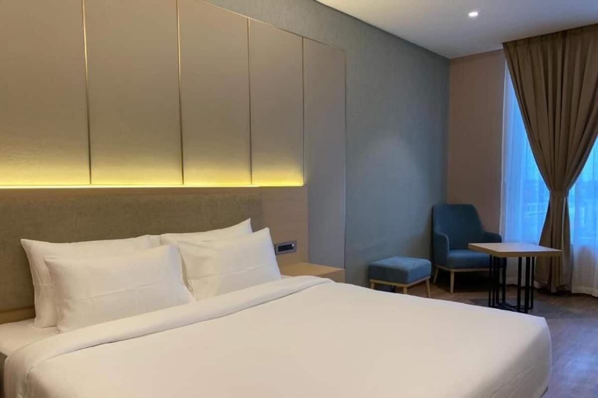Quarto Duplo Superior, Vista para a cidade | Cofre no quarto, secretária 