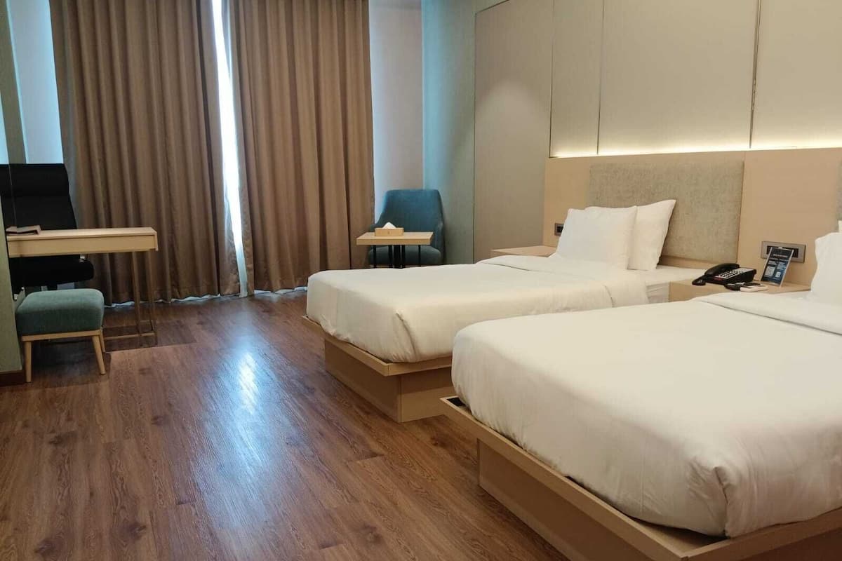 Quarto Duplo ou Twin Superior | Cofre no quarto, secretária 