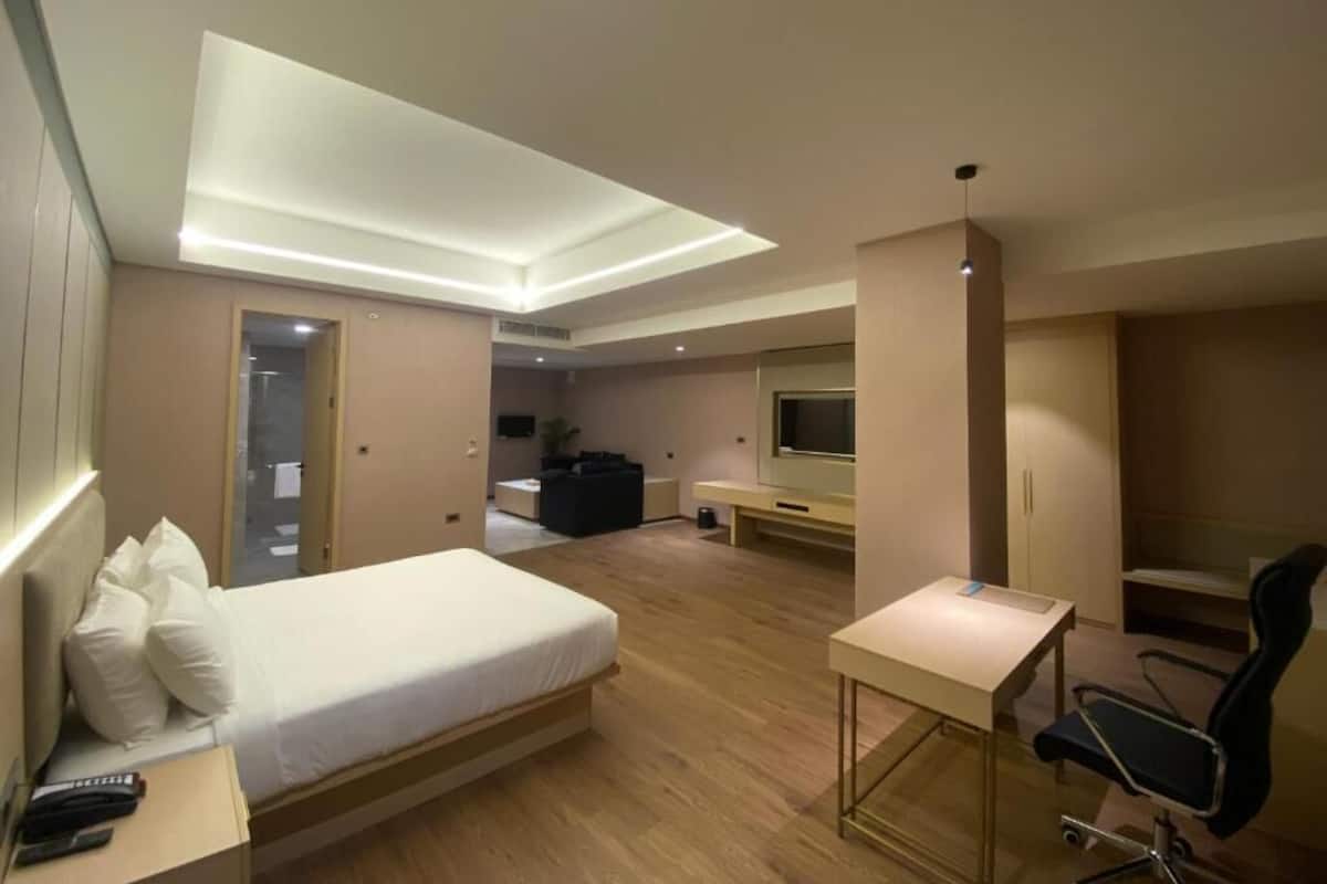 Suite de Luxo, Vista para a cidade | Cofre no quarto, secretária 